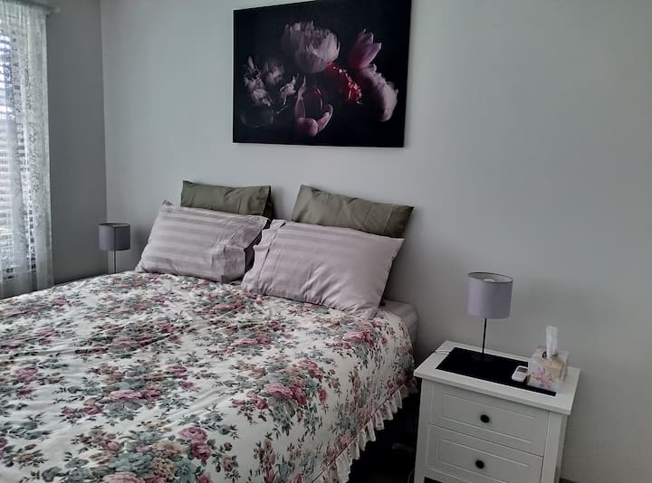 Sues Place 1 Queen Size Bedroom, With Queen Bed - Bunbury