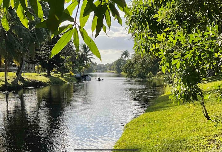 Waterfront Oasis With Pool, 3 Miles From Wef. - Royal Palm Beach, FL