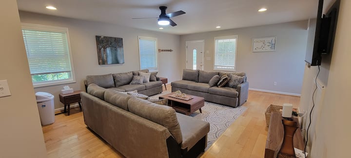 Spacious 5 Bedroom Home Near Stadium + Central Uva - Charlottesville, VA