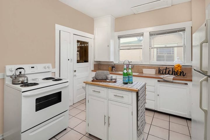 Trendy Spacious Eastlake Apt Next To Lake Union - Seattle, WA