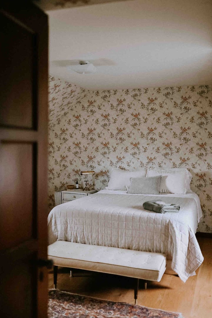 Cheerful Private Bedroom In Historic Stone Home - Lewisburg, PA