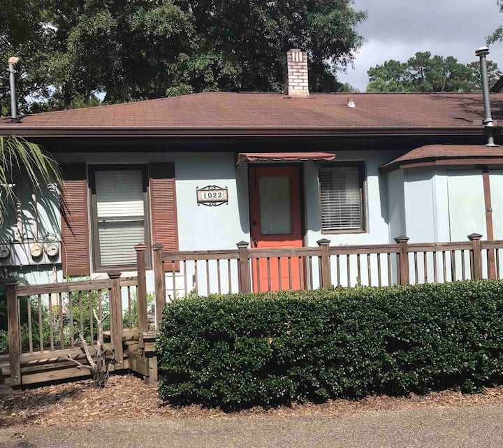 Grove Court Cottage In Midtown - Tallahassee, FL