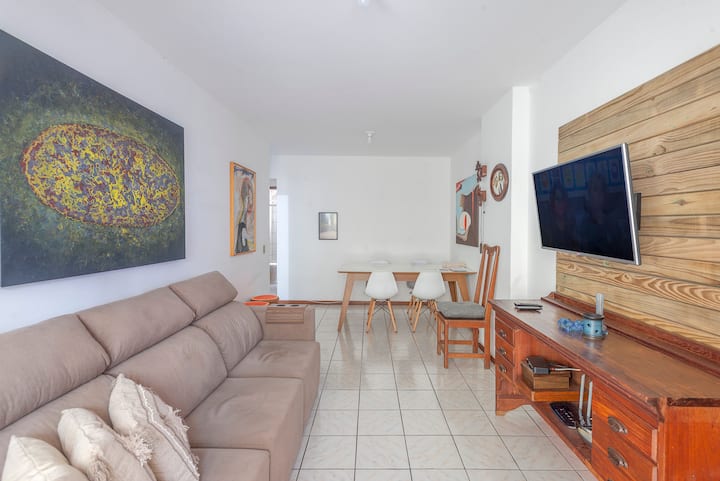 Apto Centro, Perto  Praia, 2 Quartos, Varanda. - Balneário Camboriú