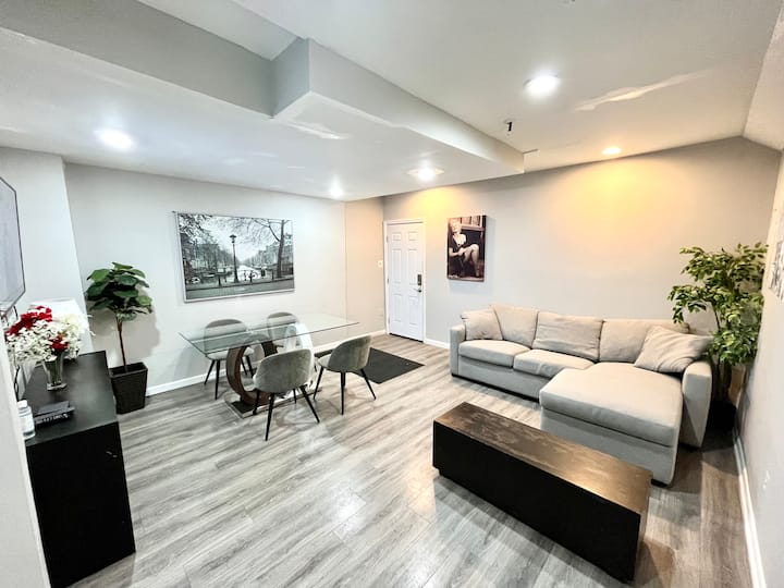 5 Bedroom:  1 Block Beach , Boardwalk ,Tropicana. - Atlantic City