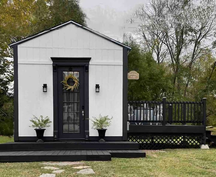 The Sugar Bee~ Charming Tiny Home On 7 Acres - Lake Conroe, TX