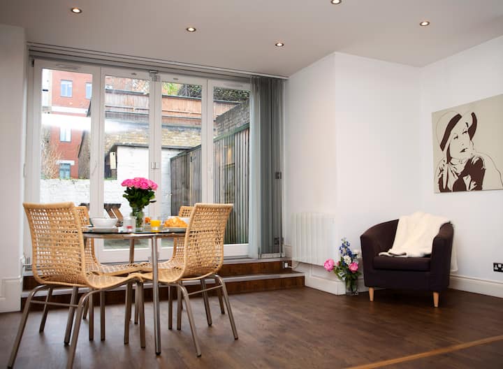 Trafalgar Apt With Terrace Sleeps 5 - London, UK