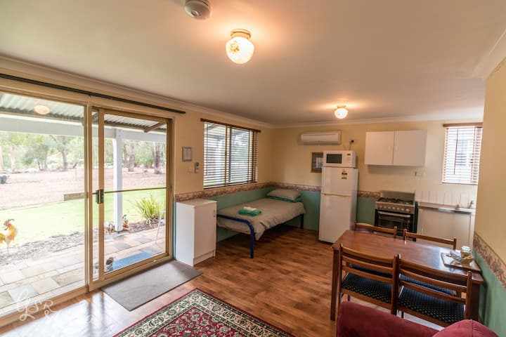 4. Donnybrook Country Cottages. Chalet 4. - Donnybrook