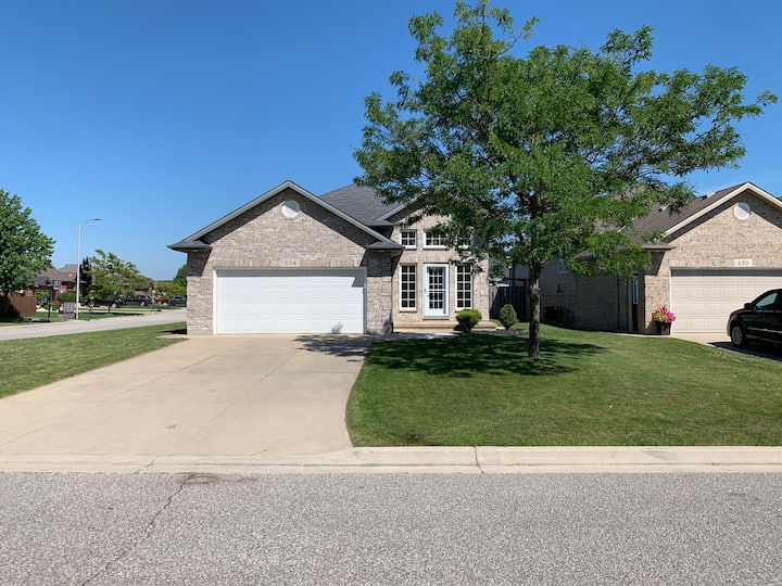Executive House In Sarnia’s Exclusive Subdivision - Sarnia