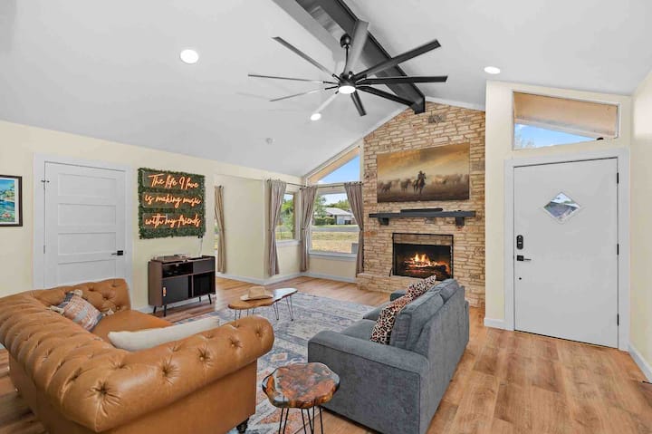Holidays In Austin, Large Home, Hot Tub, Fire Pit - Austin