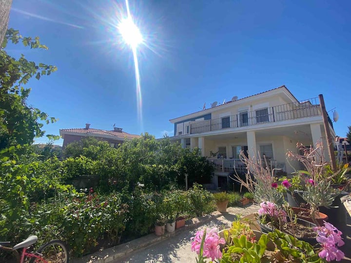 Alaçati’nin Gi̇ri̇şi̇nde Bahçeli̇ Geni̇ş Vi̇lla - Alaçatı