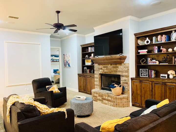 Best Location! 2 King Beds! 3 Bath! Cozy. Homey. - Lubbock, TX