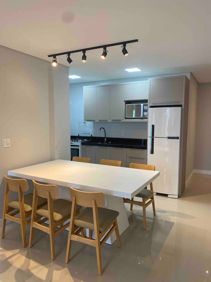 Apto A 80 Metros Da Praia Do Mariscal C/ Garagem. - Bombinhas