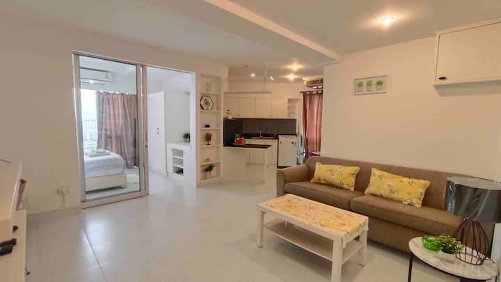 Large One Bedroom With Great View, 4 Km To Station - Bangkok