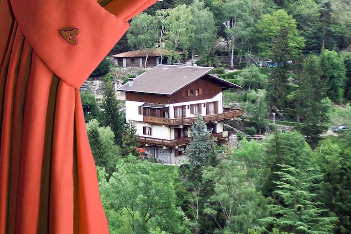 L'helleboro, Stanza Rossa - Varese