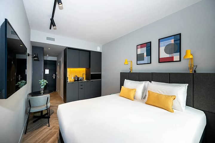 Staycity Aparthotels Paris La Defense - Paris