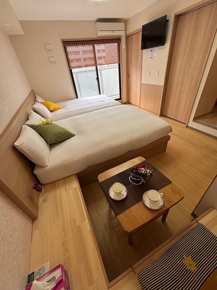 Guangmei's Apartments: 6 Minutes On Foot To Nihonbashi Station; 7 Minutes On Foot To Dotonbori; Elevator Available; Wi-fi Available. - Osaka