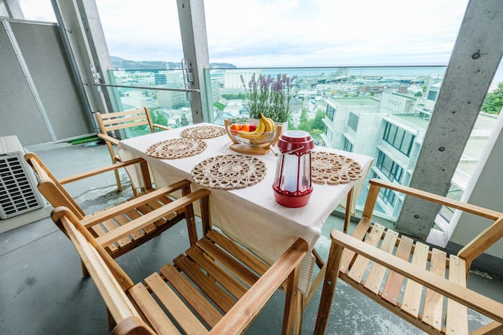 Hilltop Apartment With A Panoramic View Of The Otaru Cityscape And The Sea. Free Parking, Free Wifi, And The Best View!, Families. - Otaru