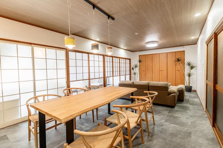 Within Walking Distance Of Tenjin | 6-minute Walk From Watanabe-dori Station | 100 M² | 100-inch Theatre | Children Welcome | Maximum 12 People... - Fukuoka