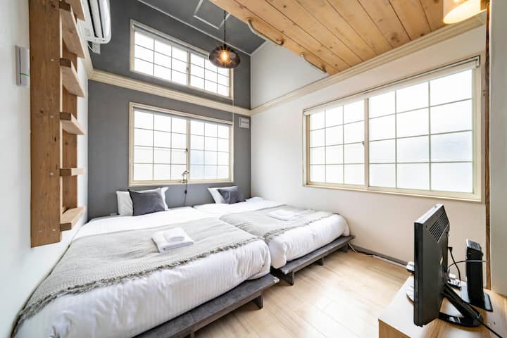 Nanmo 3-minute Walk From Minami-hiragishi Station, 10 Minutes By Train To Odori Park, Wi-fi, 2 Semi-double Beds. - Hokkaido