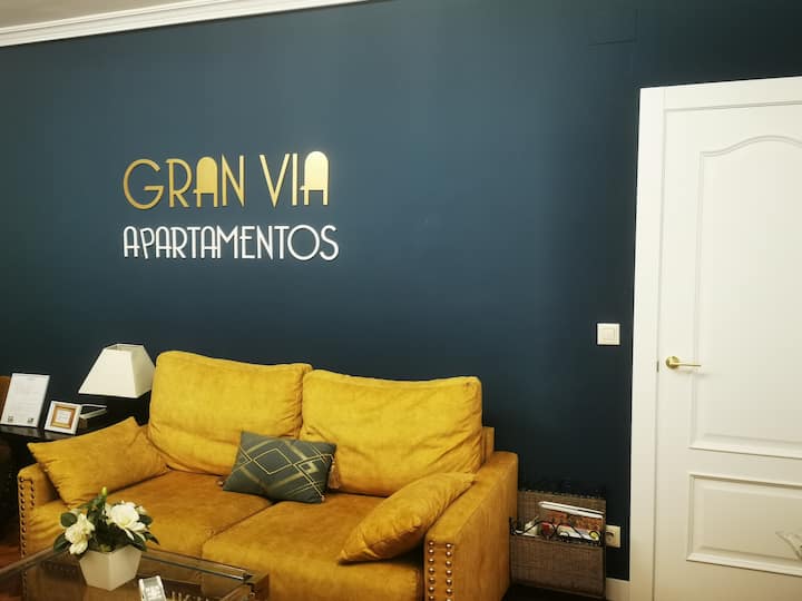 Gran Vía, Appartement 3. Un Espace Avec Une Personne... - Salamanque
