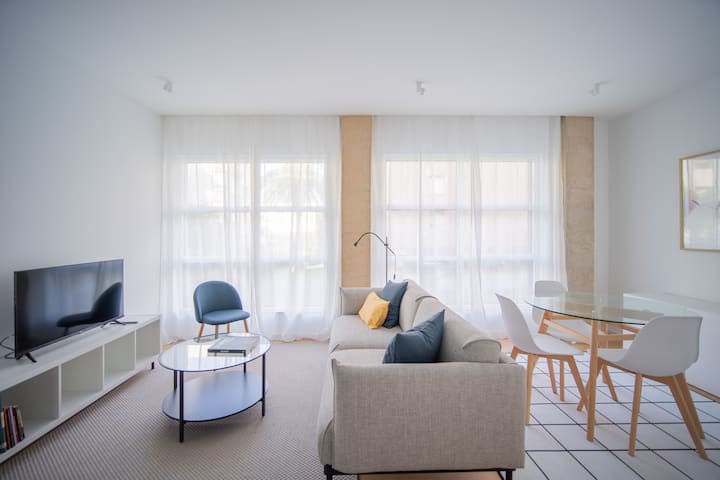Apartamentos De Francisco, Parking Area. S... - Santander