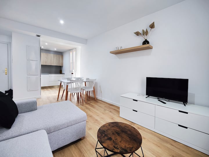 Apartamentos De Alfonso, Apartment With A Bed... - Zaragoza