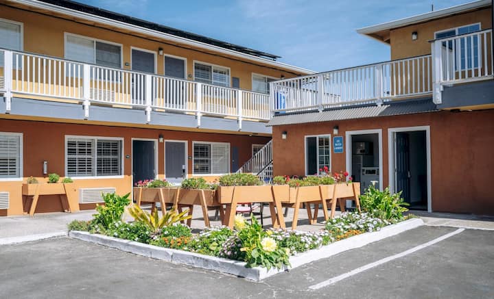 Sand Castle Inn - Monterey, CA