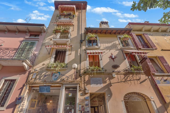 Historical B&b The Towers Of The Queen - Old King - Desenzano del Garda