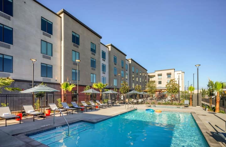 Ayres Hotel Rialto Fontana - San Bernardino