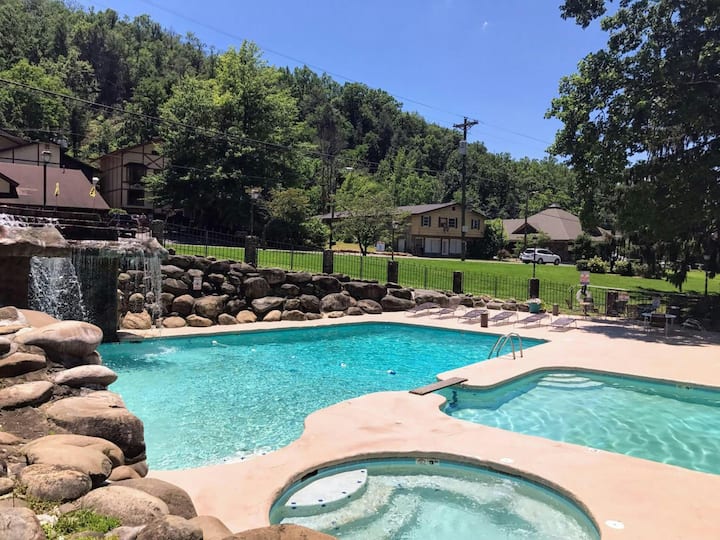 Brookside Lodge - Gatlinburg - On The River - Gatlinburg, TN