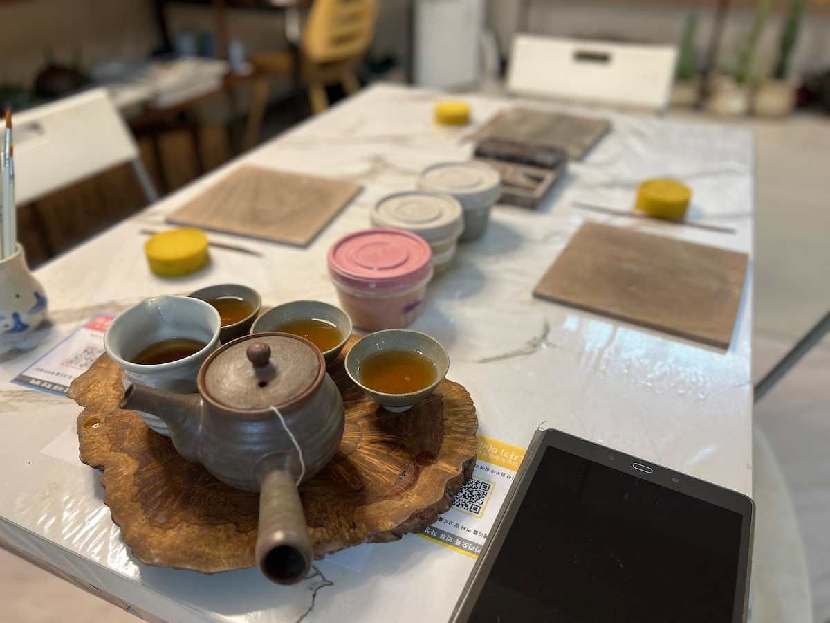 Making a Korean traditional ceramic moon jar