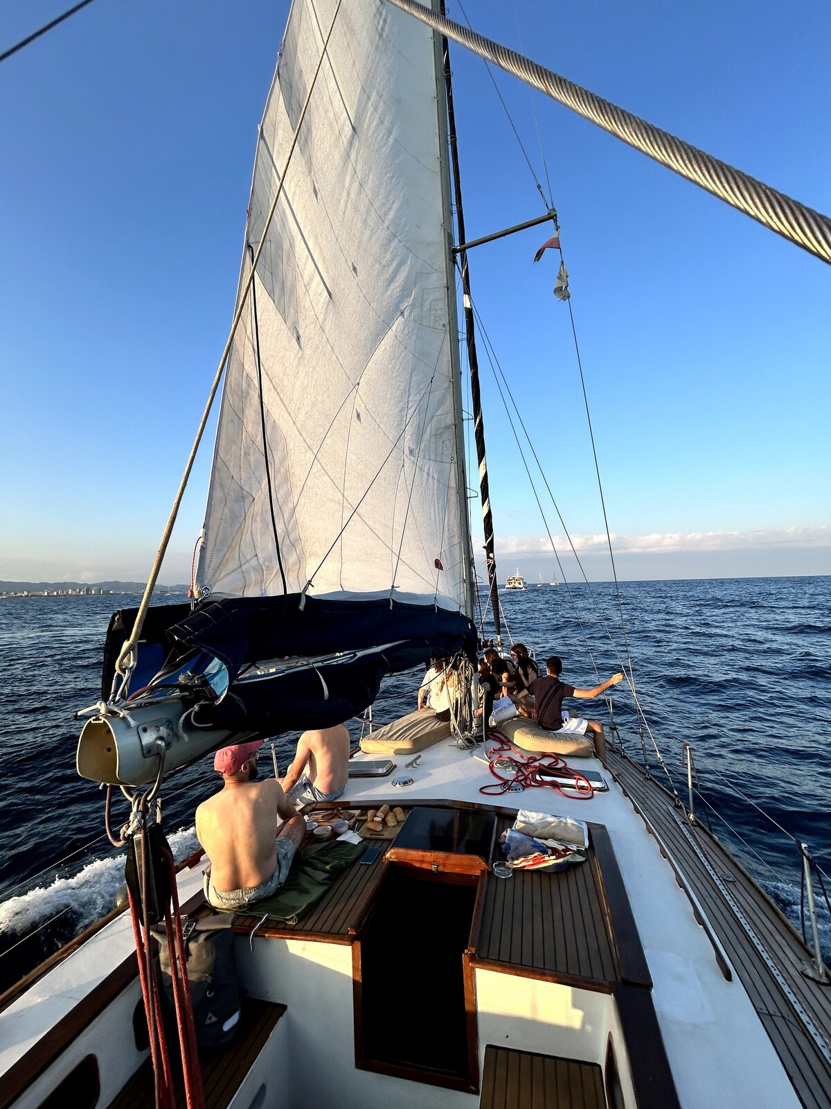 Passeio de barco ao pôr do sol com tapas, churrasco e cava