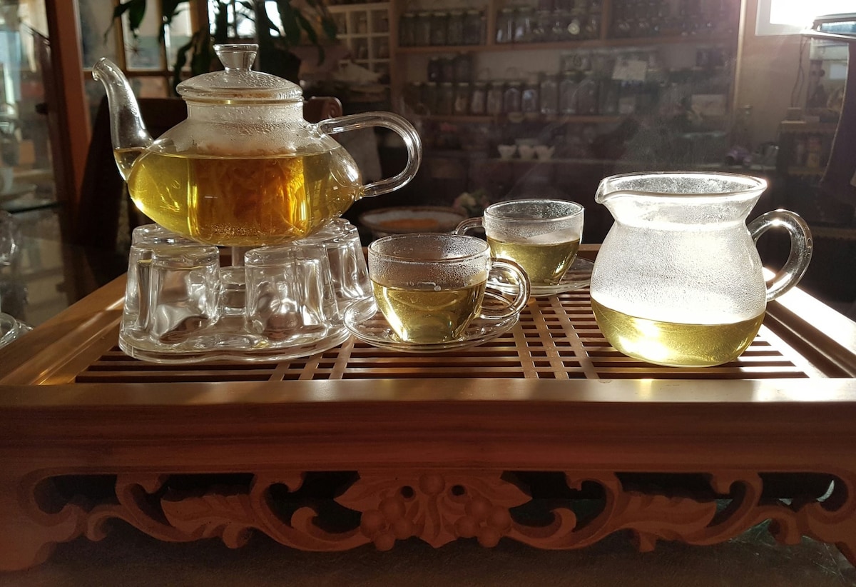 Make handmade flower tea with beautiful and varied flowers