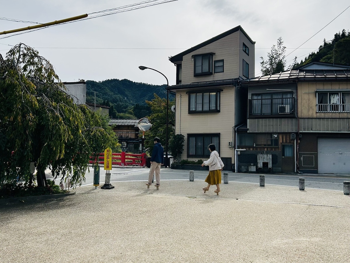 Traditional Sigle-Tooth Geta Guided Walk in Hida