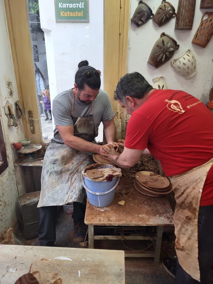 Crie cerâmica com o oleiro mais antigo de Kythnos