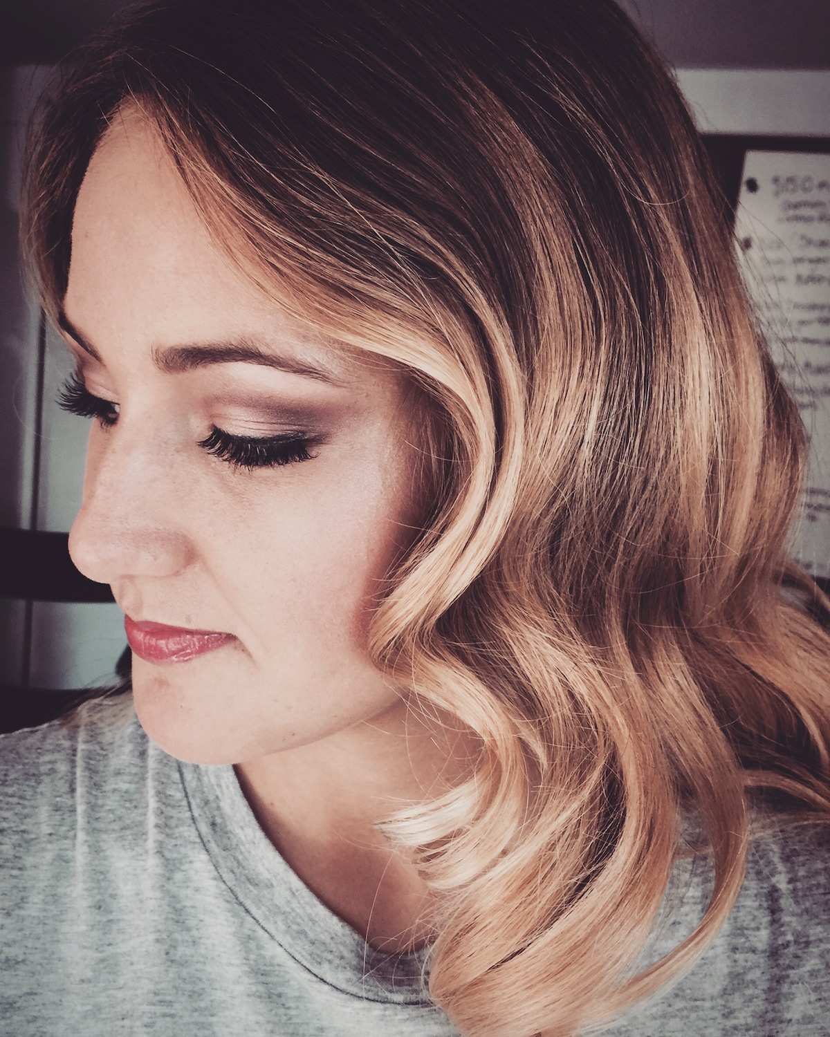 Glänzende Haare und Make-up mit Kylie Ryan