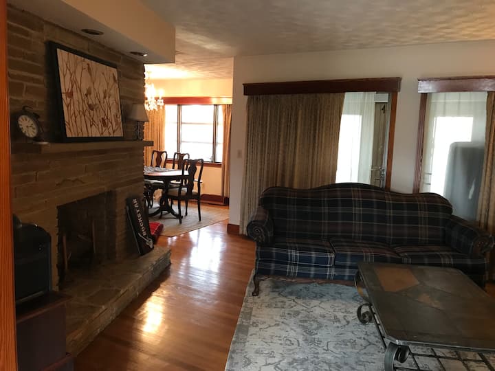 Large Home With Vintage Appeal - Lake Thicketty
