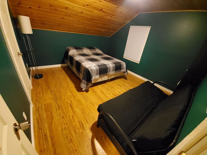 Comfy 2 Bedroom Upstairs Apartment - Hanover