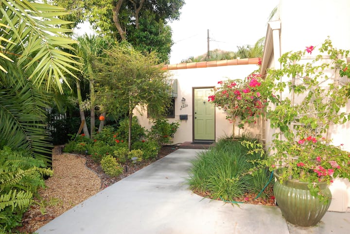 Quaint Venice Island Guest House - Venice, FL