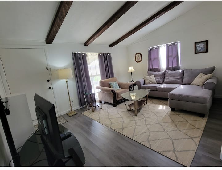 Little Country House Getaway - Universal City, TX