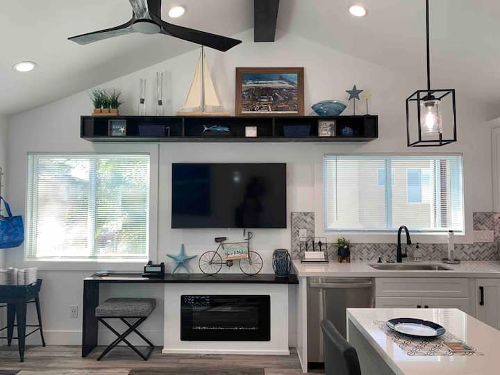 Modern Beach Retreat - Huntington Beach