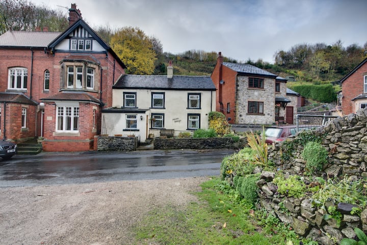 Peak District Hideaway With Hillisde Terraces - Bonsall