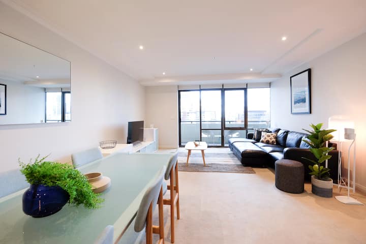 Spacious City Centre 2br 2bath Apt + Free Parking - Melbourne