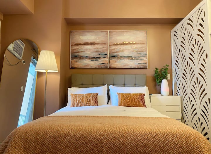 Royal Suite W/ Free Parking Linked To Venice Mall - Taguig