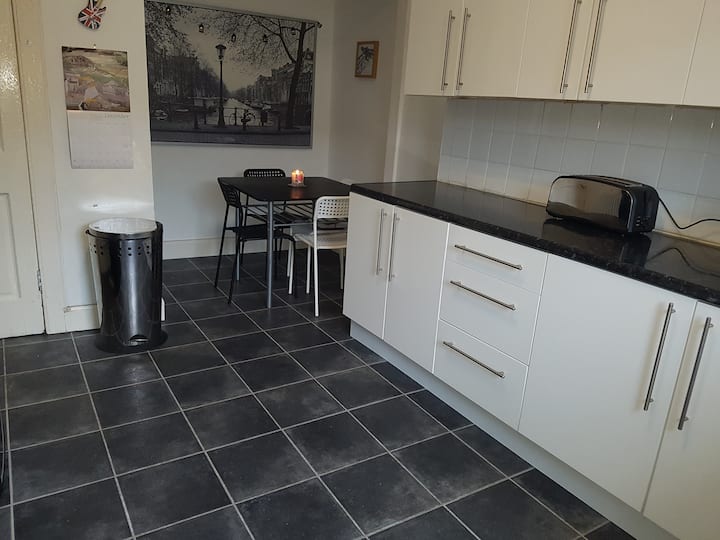 Large Room, Single Bed. Free Parking - Glasgow