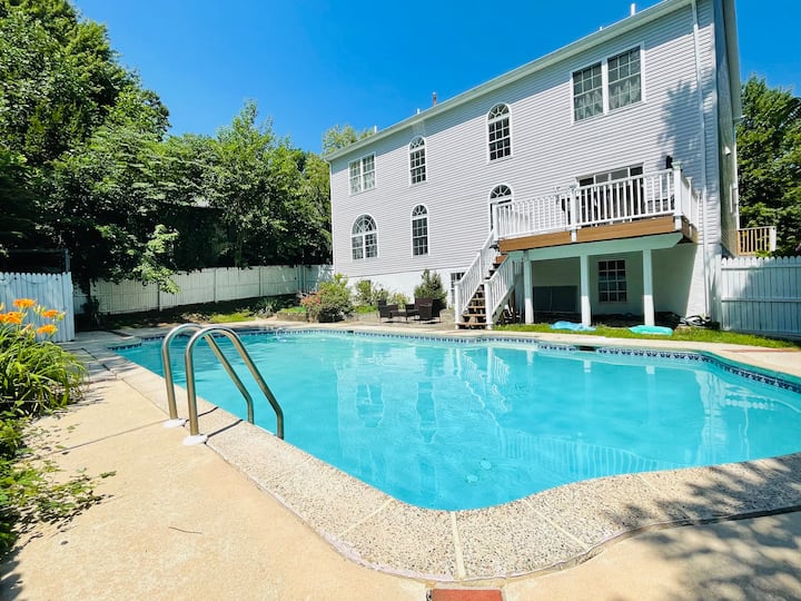 Modern Getaway W/ Pool & Game Room - Philadelphia