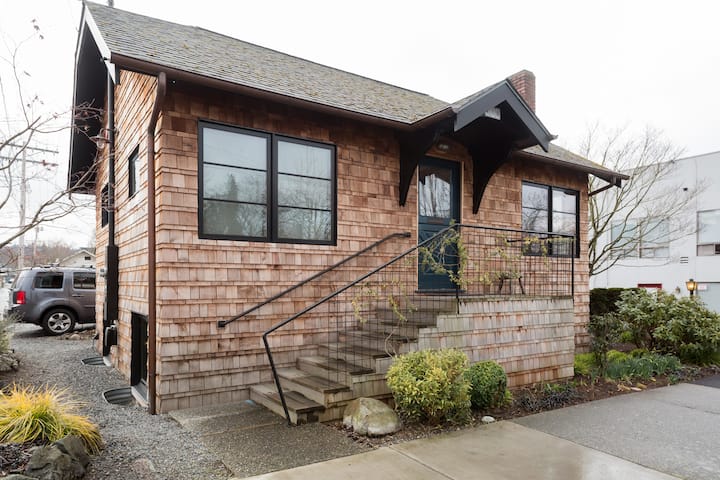 Friendly Small-town Vibes At The Whale's Nest - Edmonds, WA