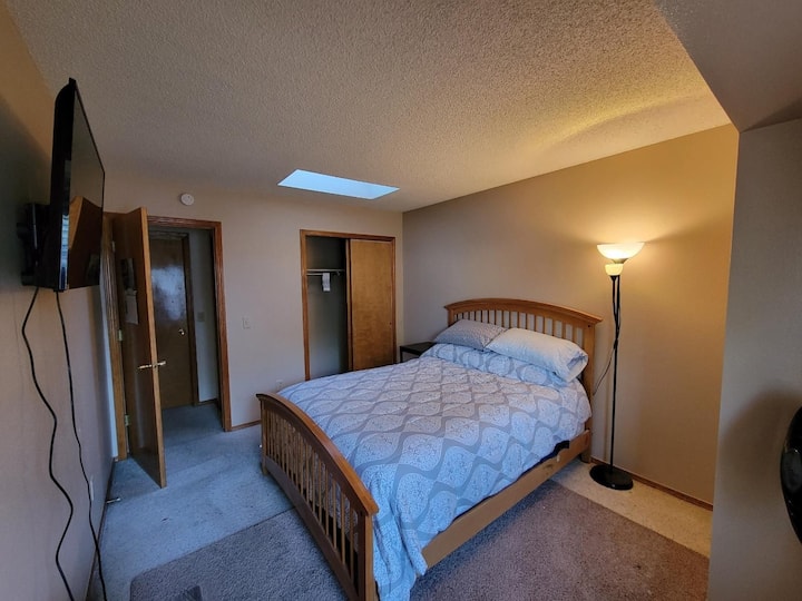 Medium Sized Room In A Quiet Neighborhood. The Room Was My Artistic Daughter's And Does Have A Few Colorful Carpet Stains But The Room Is Clean, House Is Safe, And In A Central Location With Many Fun Places In The Neighborhood. - Aurora, CO