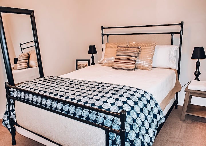 Smoky Mountain Getaway For Four Guests! - Sevierville, TN