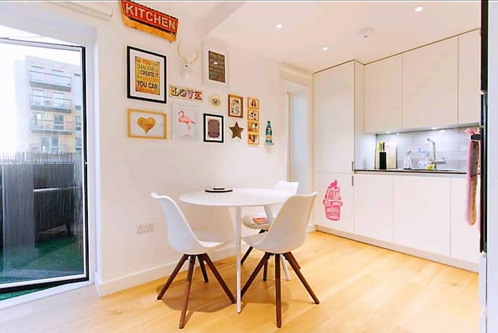 Warm Apt/canning Town Canary Wharf O2 Excel - Woolwich